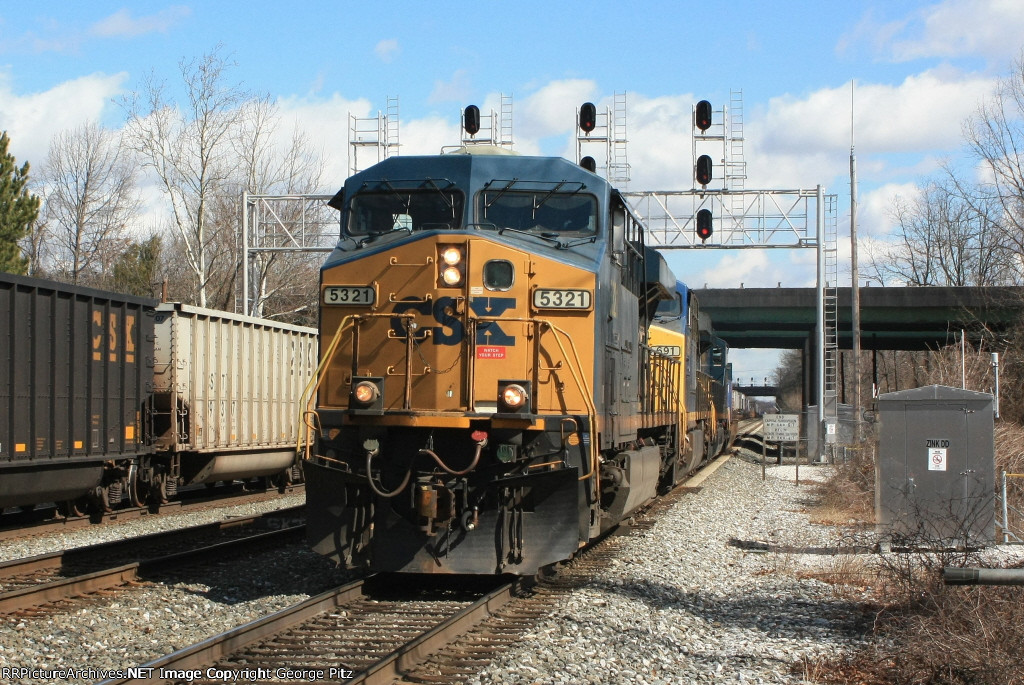 CSX 5321 and train Q031
